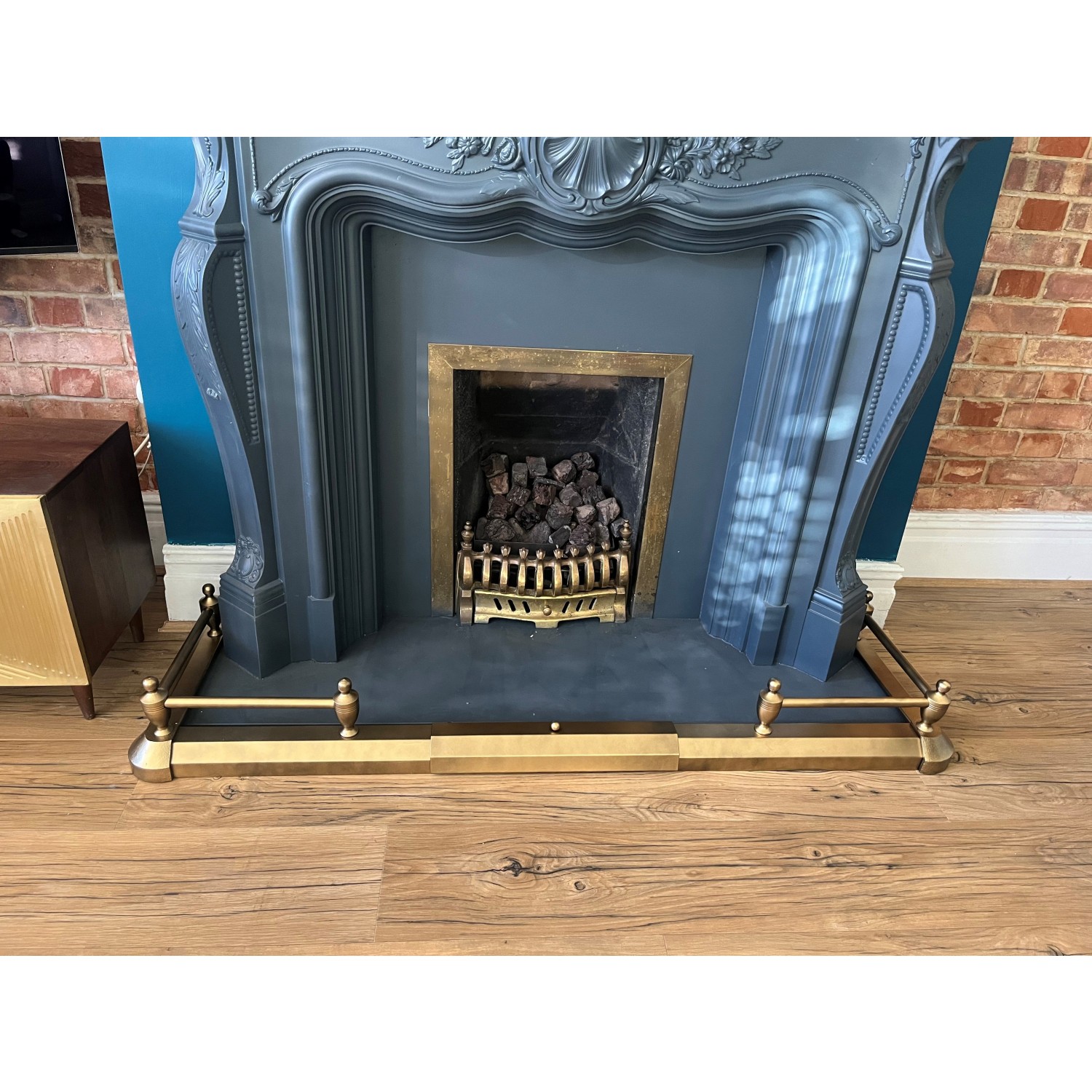 6 Urn Extendable Fireplace Fender 48'' to 60'' (Three Pieces) - Black